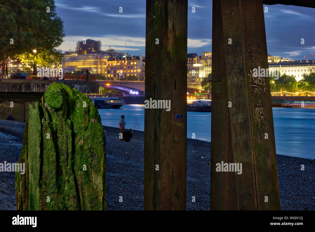 London embankment hi-res stock photography and images - Alamy