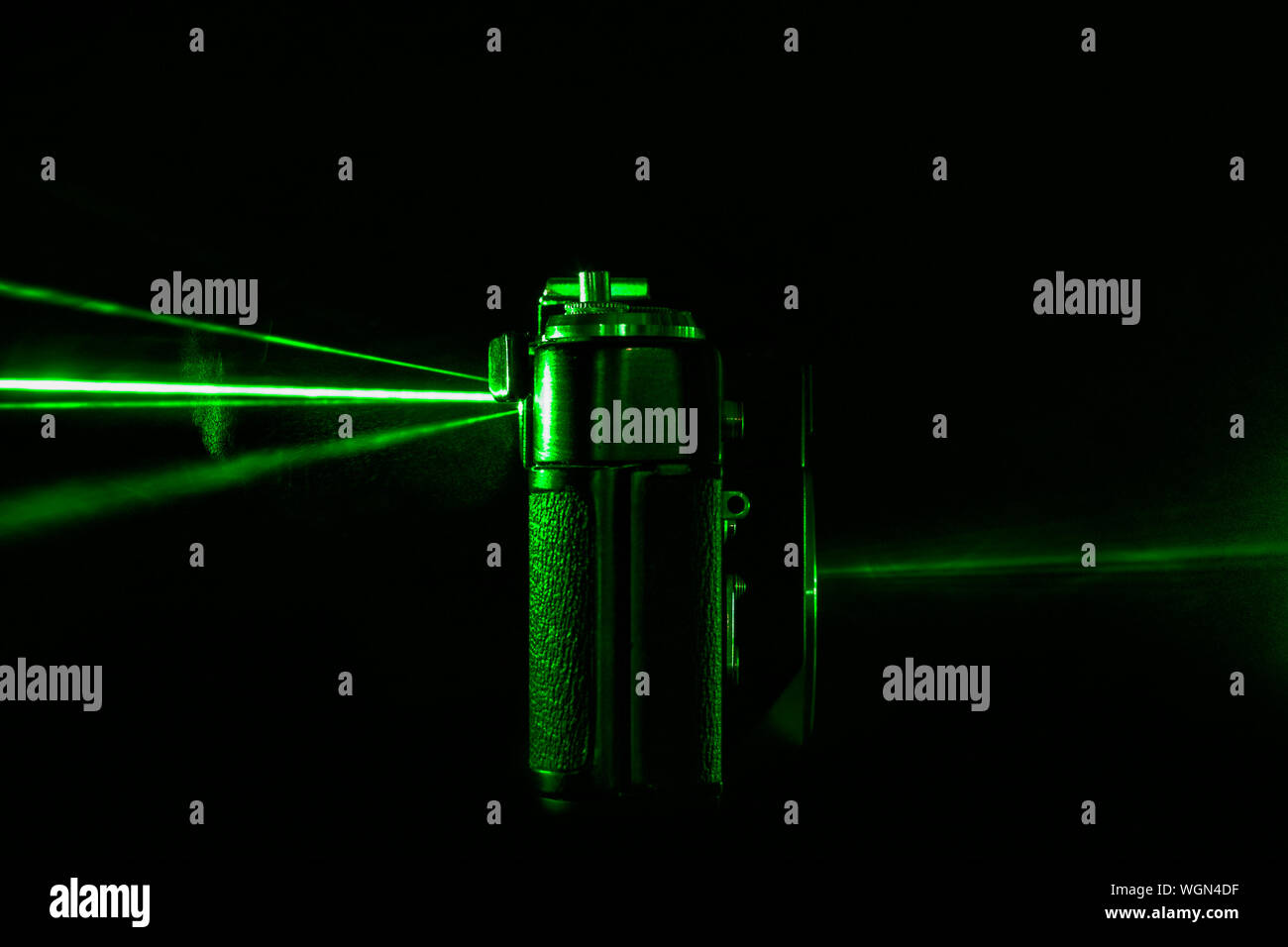 Laser green beam hi-res stock photography and images - Alamy