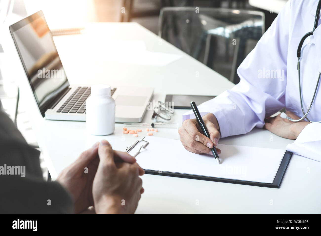 Explaining doctor hi-res stock photography and images - Alamy