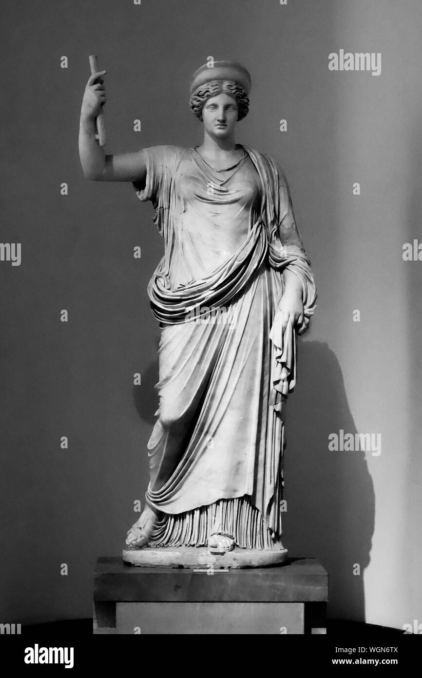 Antique statue hi-res stock photography and images - Alamy