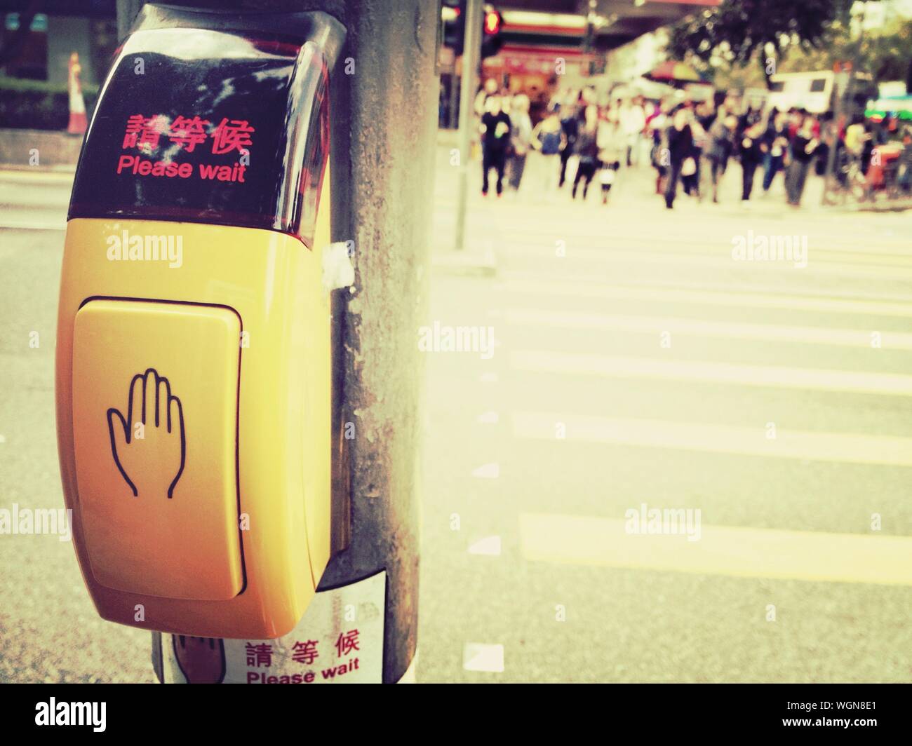 Crosswalk sign and button hi-res stock photography and images - Alamy