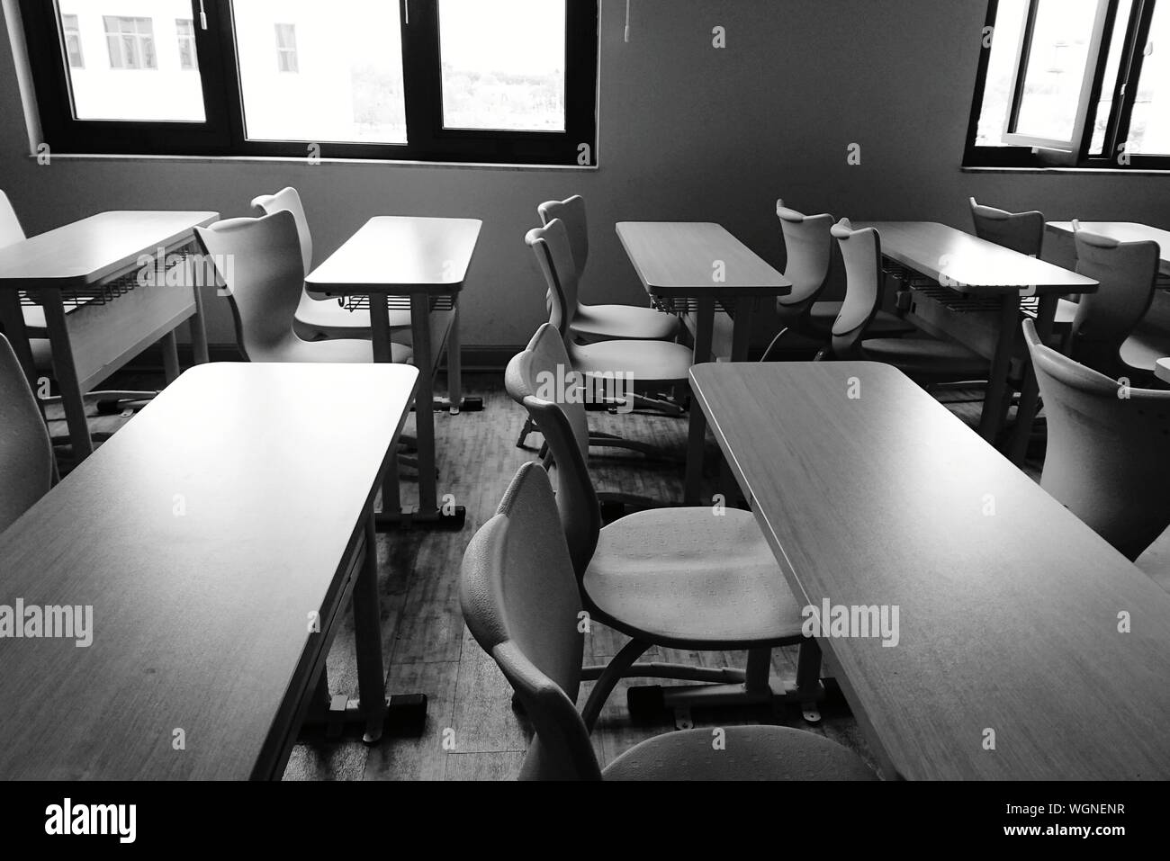 Empty classroom desks hi-res stock photography and images - Alamy