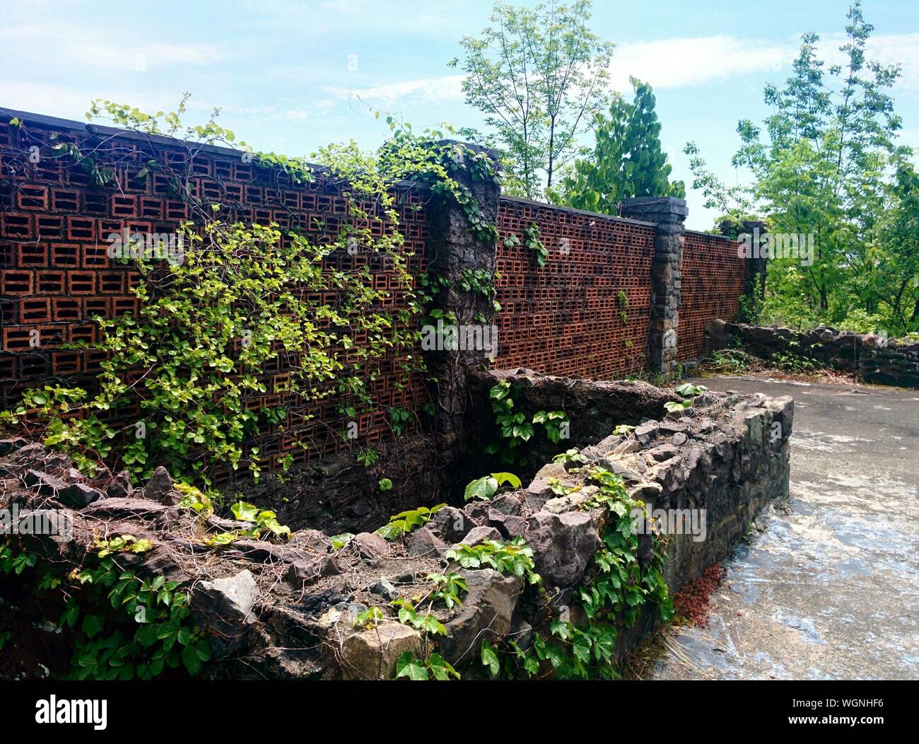 Brick wall park hi-res stock photography and images - Alamy