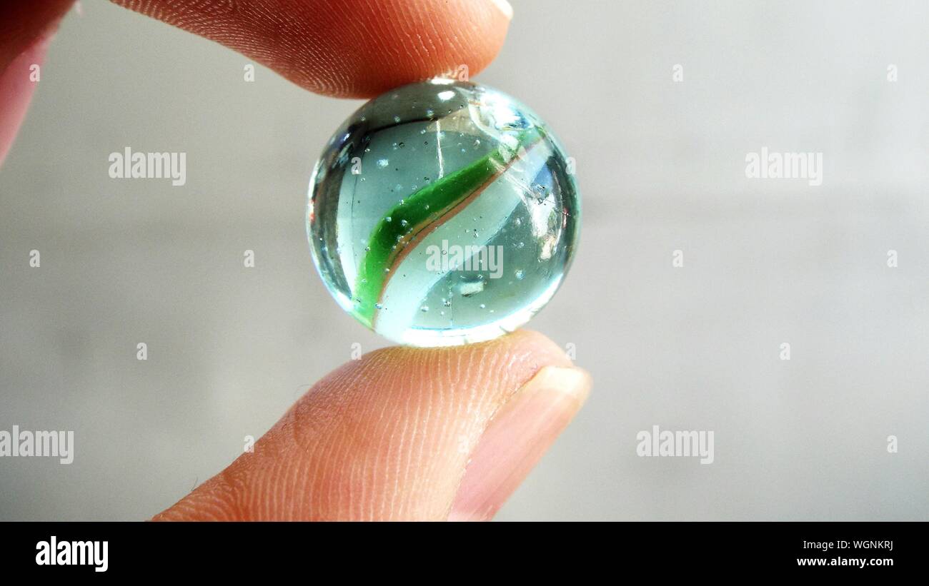 Hand holding marble hi-res stock photography and images - Alamy