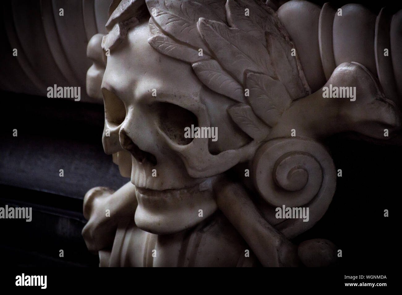 Skull statue hi-res stock photography and images - Alamy