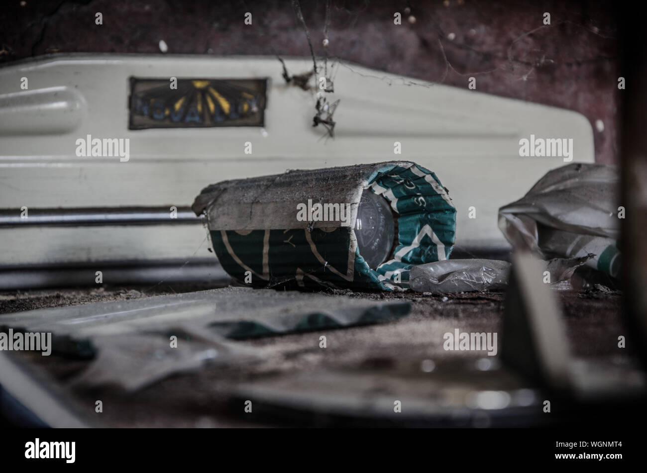 Light bulb paper hi-res stock photography and images - Alamy