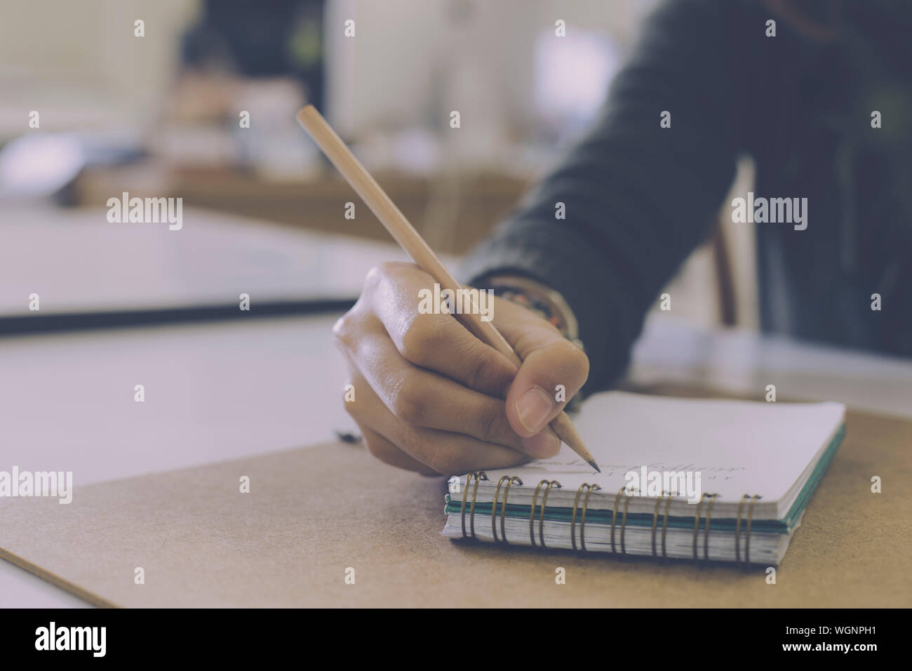 Hand holding pencil hi-res stock photography and images - Alamy