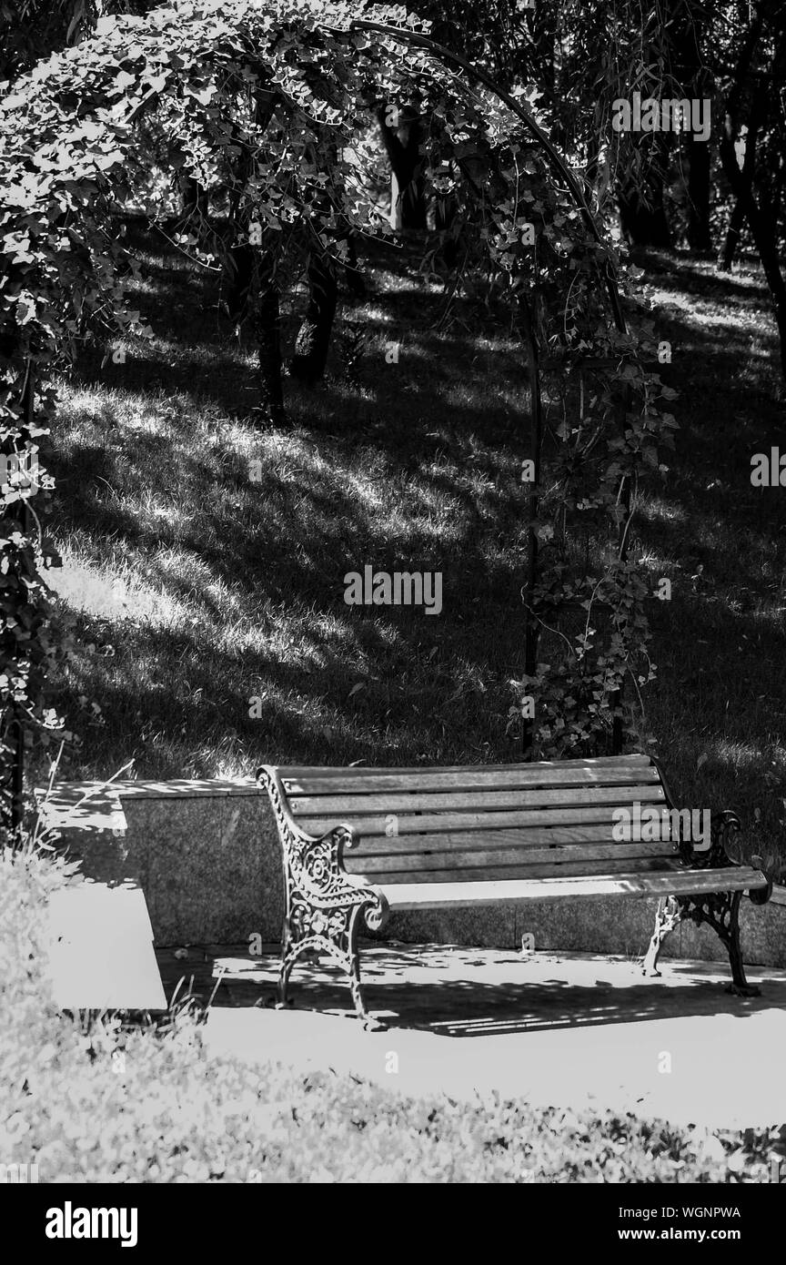Empty park seat Black and White Stock Photos & Images - Alamy