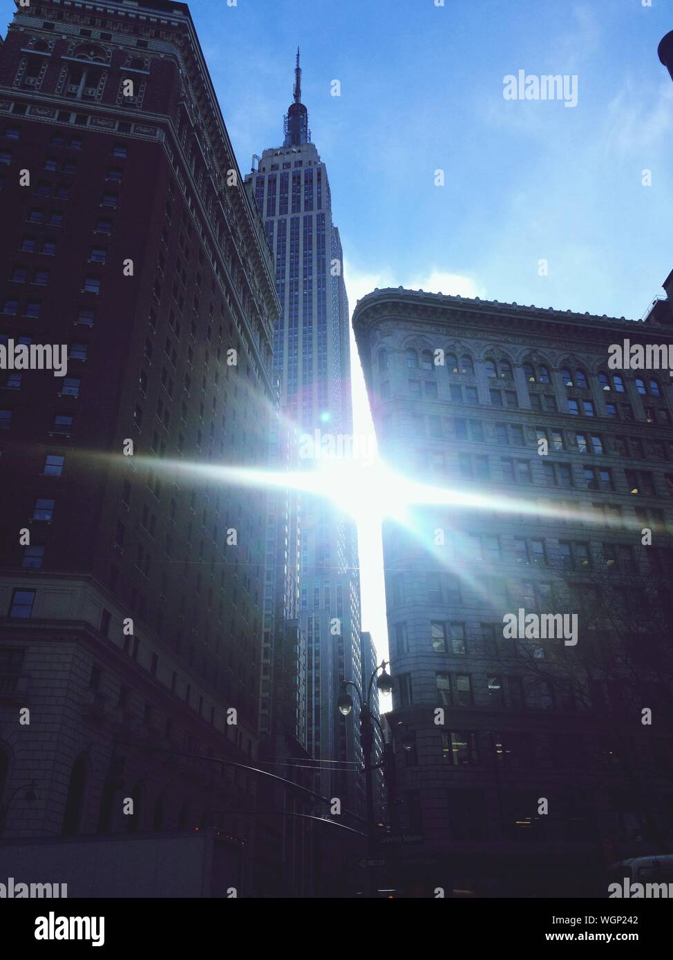 Sun between building hi-res stock photography and images - Alamy