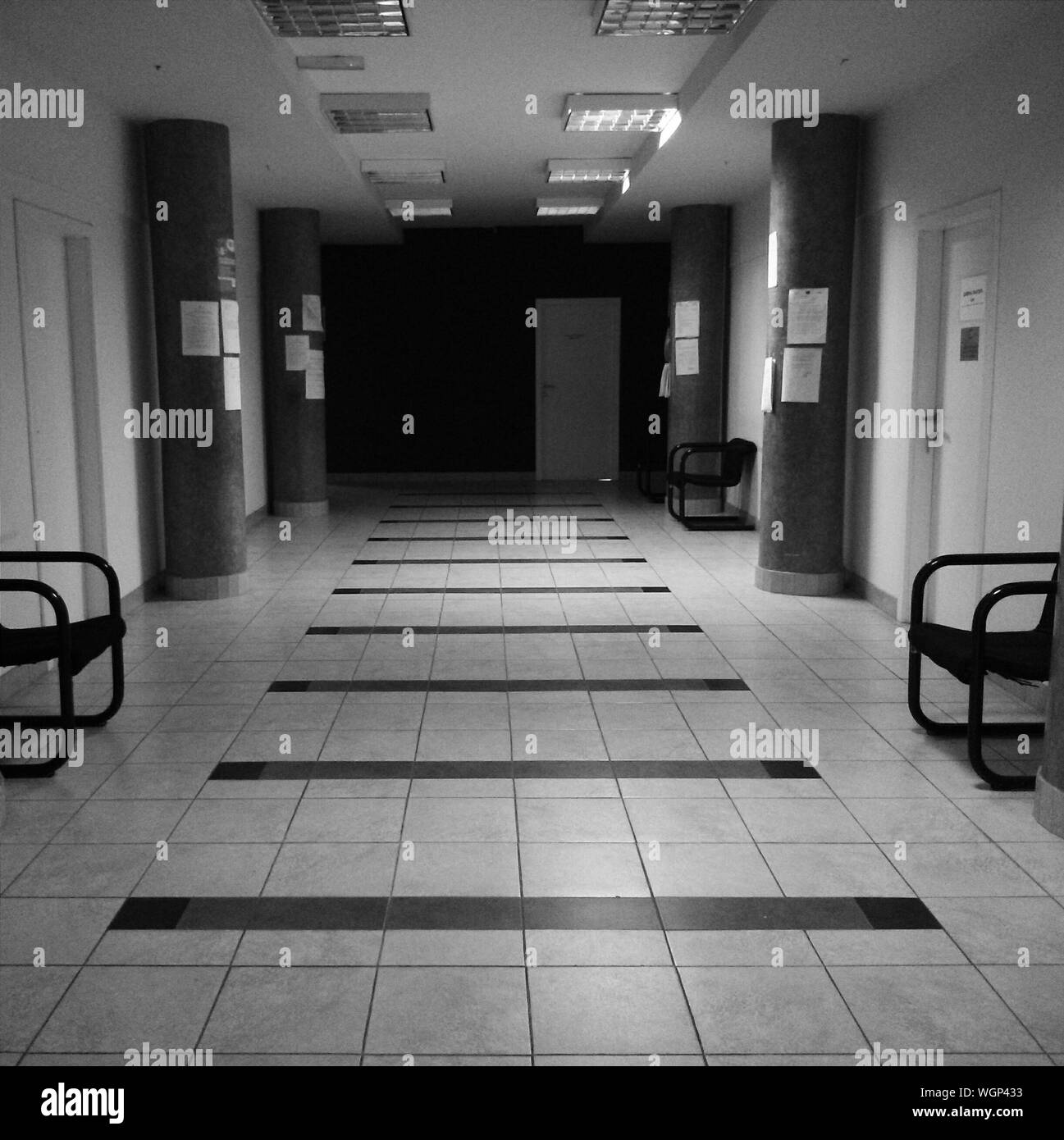 Empty passage in building building hi-res stock photography and images ...