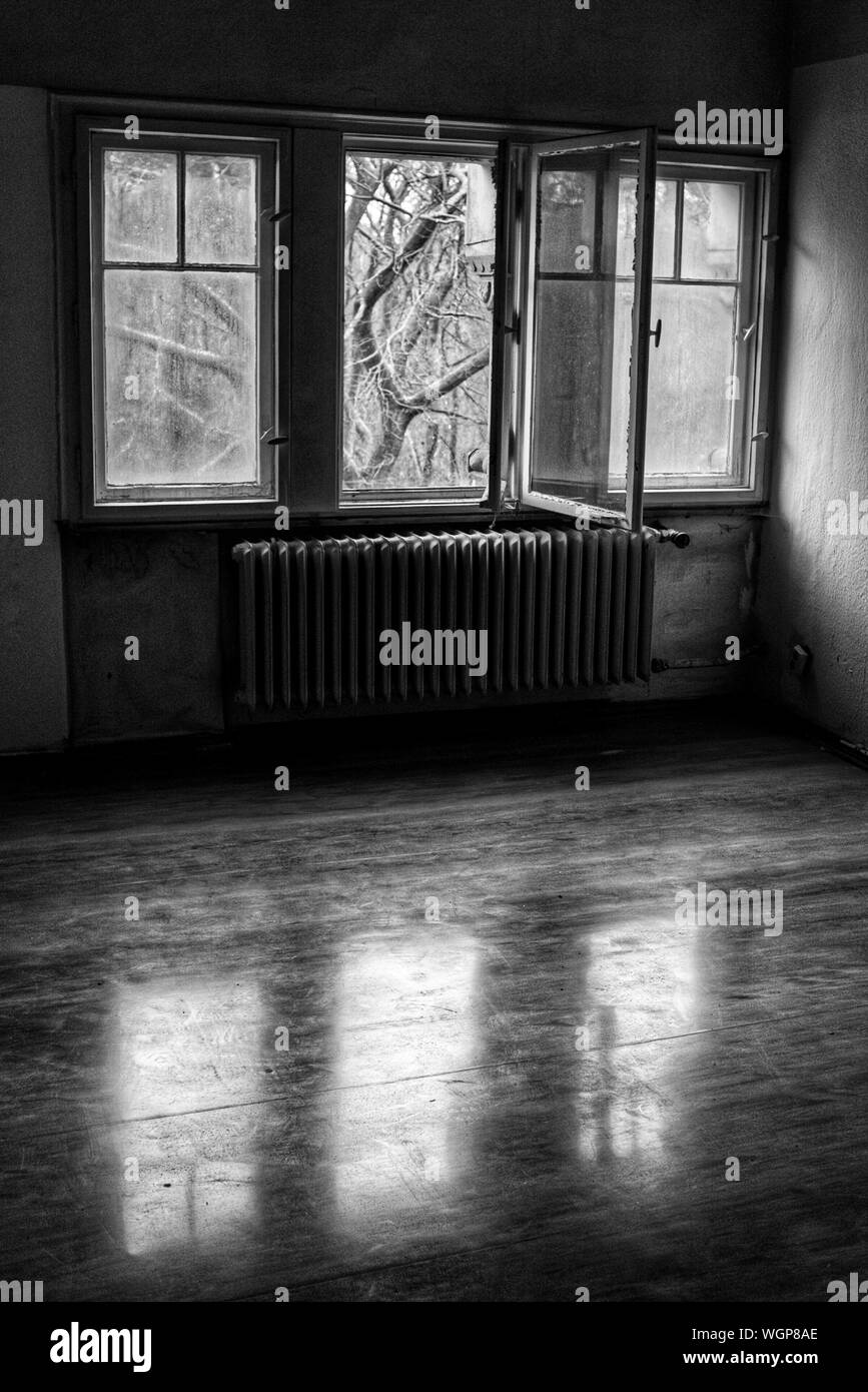 Window glass open hi-res stock photography and images - Alamy