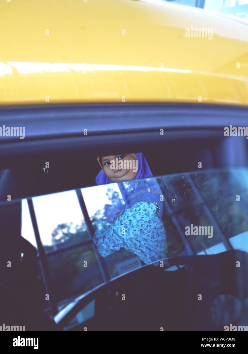 Child looking through car window hi-res stock photography and images ...