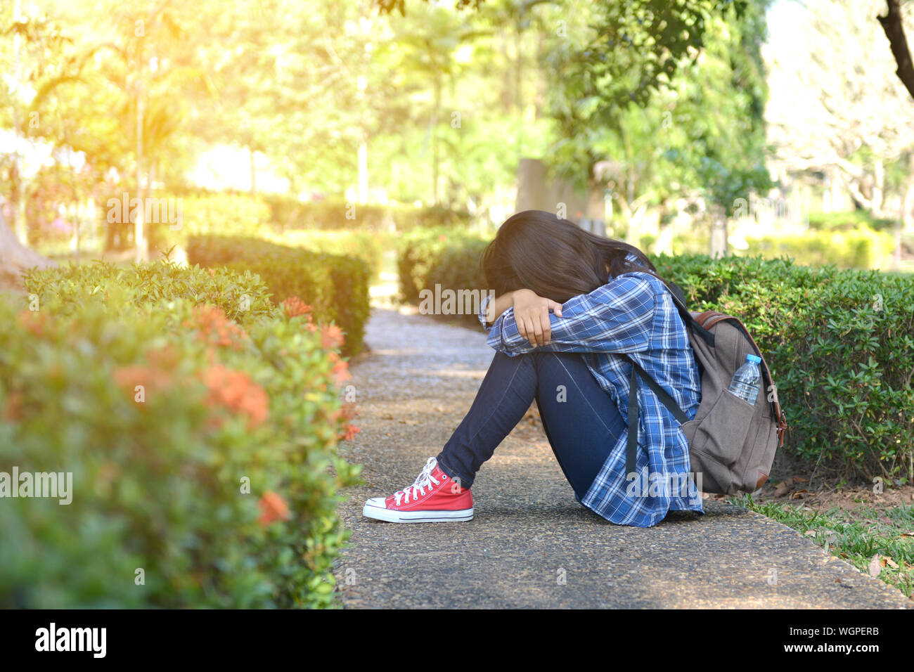 People sitting on the ground hi-res stock photography and images - Alamy