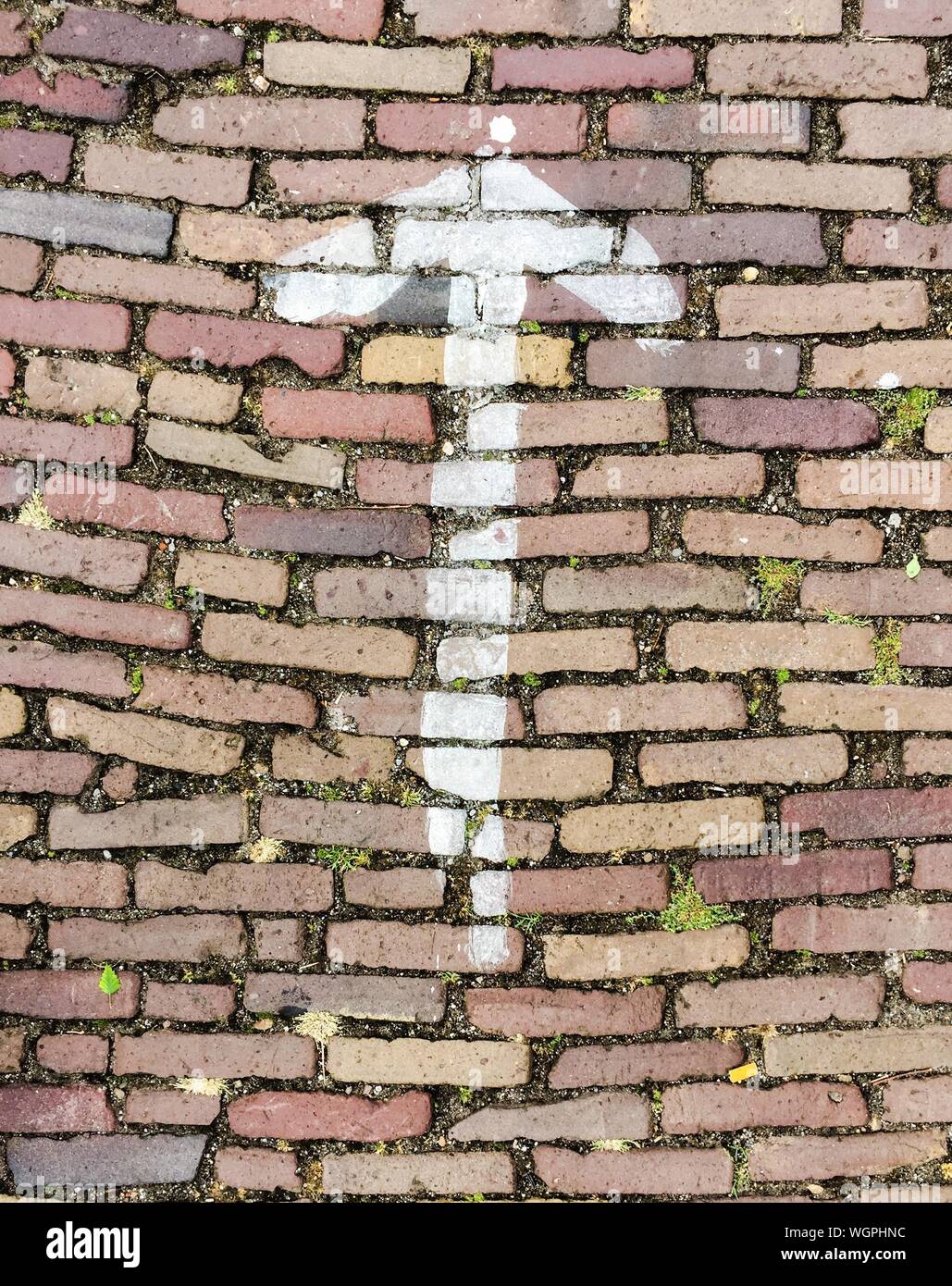 Pavement arrow hi-res stock photography and images - Alamy