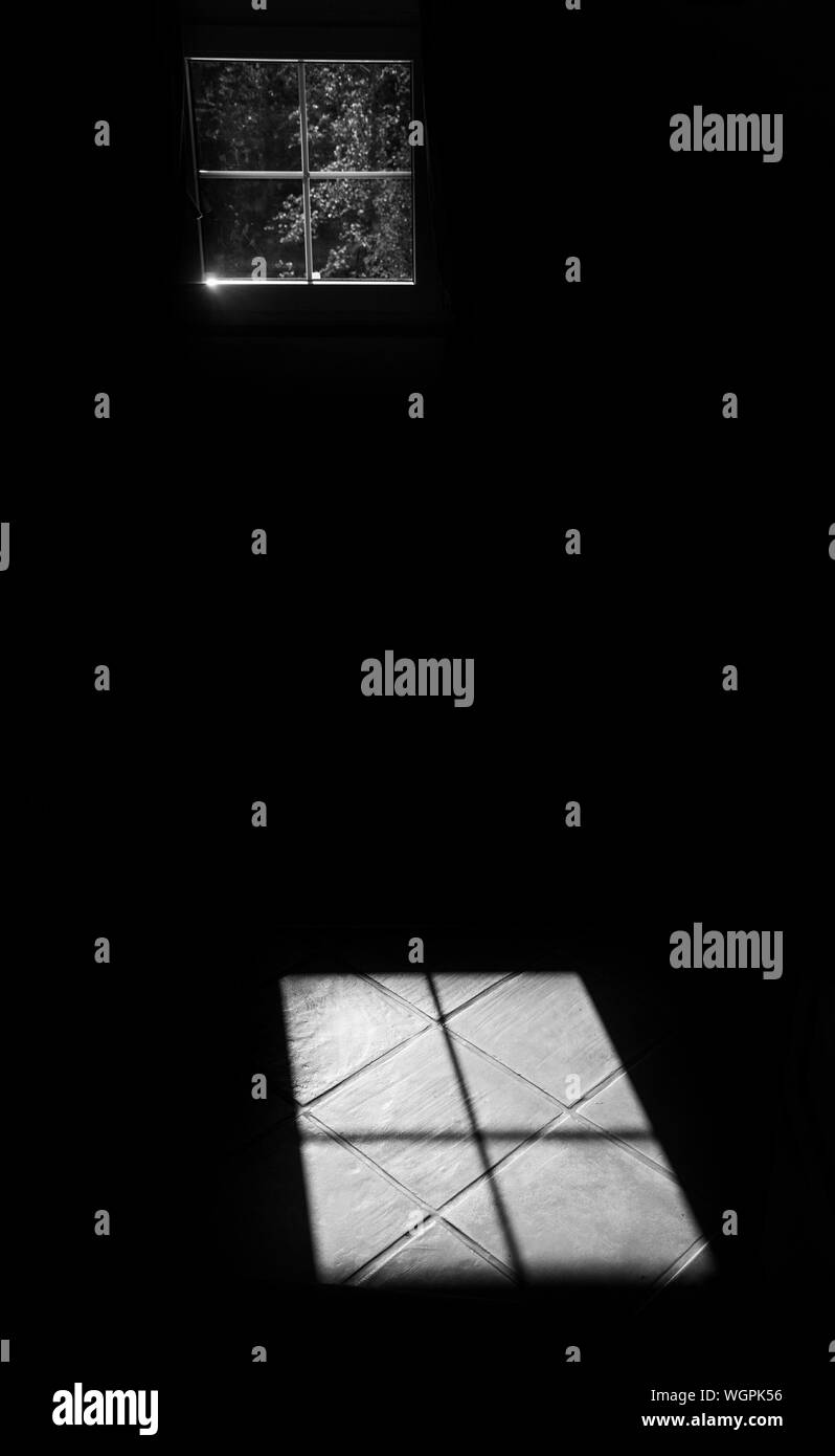 Sunlight in dark room hi-res stock photography and images - Alamy