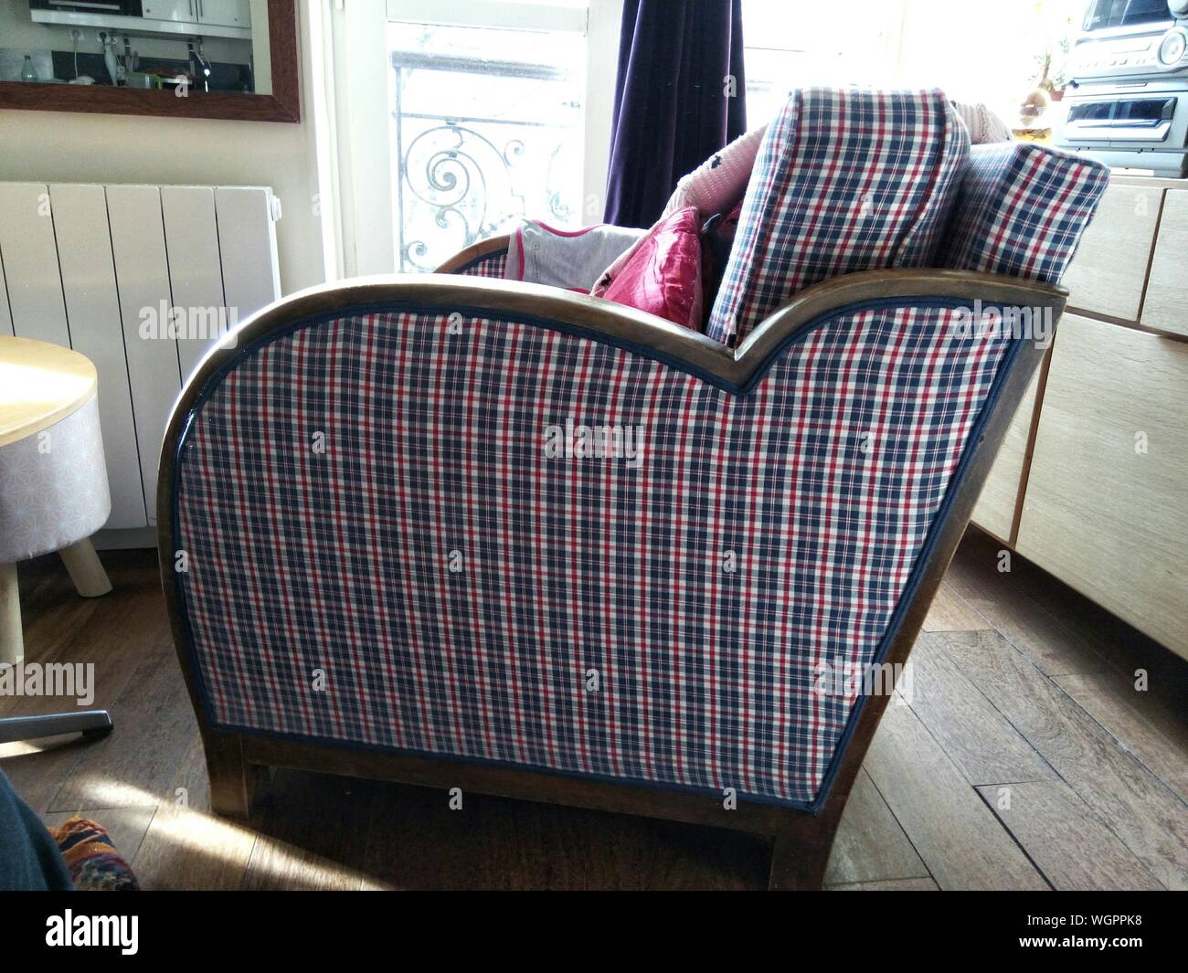 Empty couch hi-res stock photography and images - Alamy
