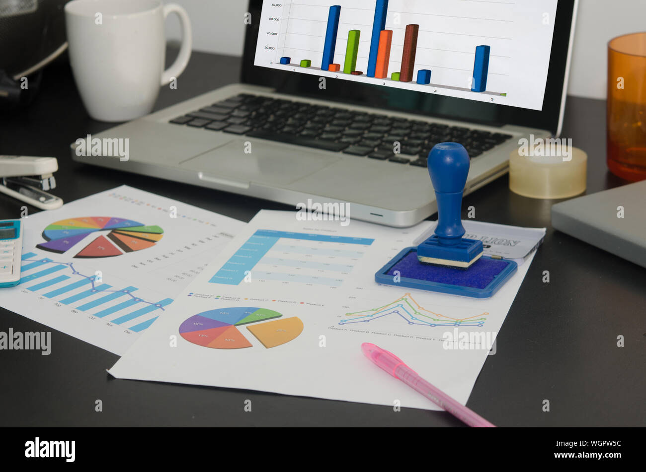 Office screen data hi-res stock photography and images - Alamy