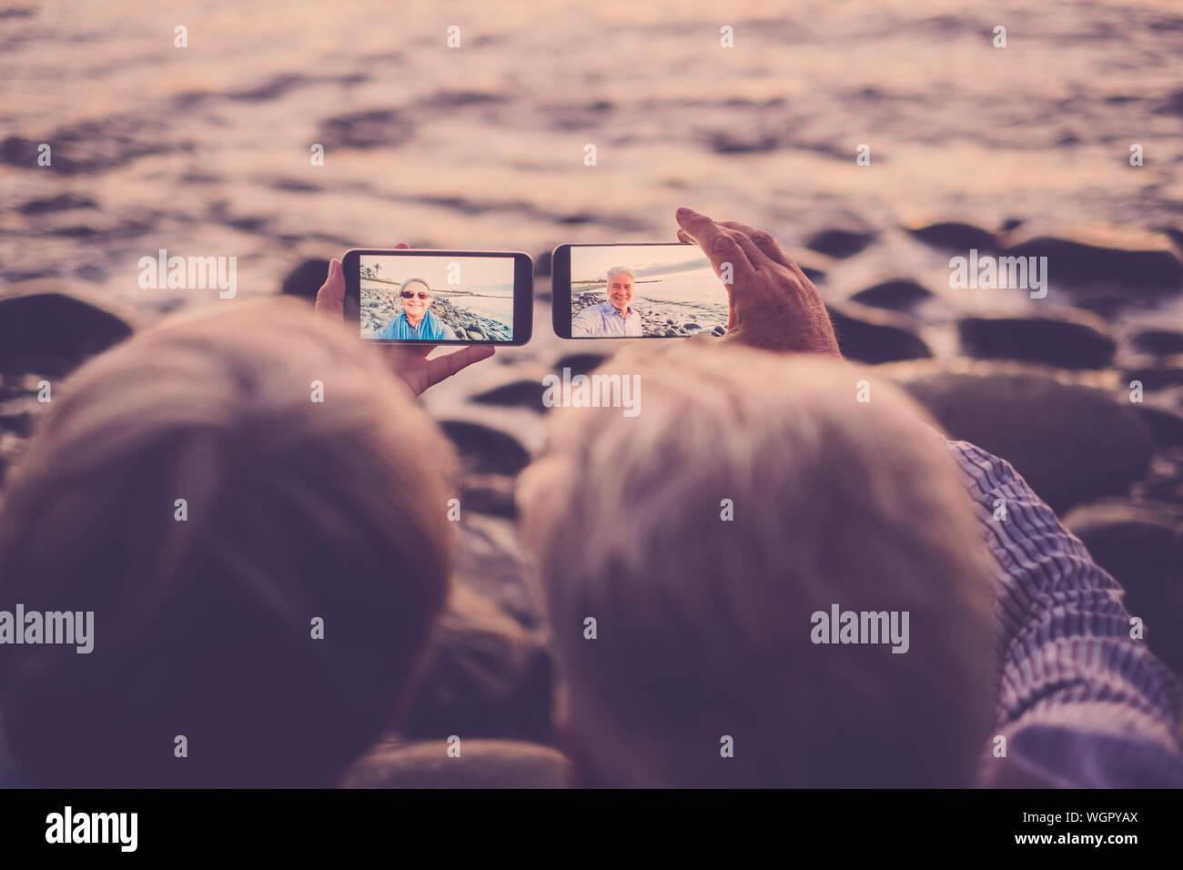 Couple photography with mobile hi-res stock photography and images - Alamy