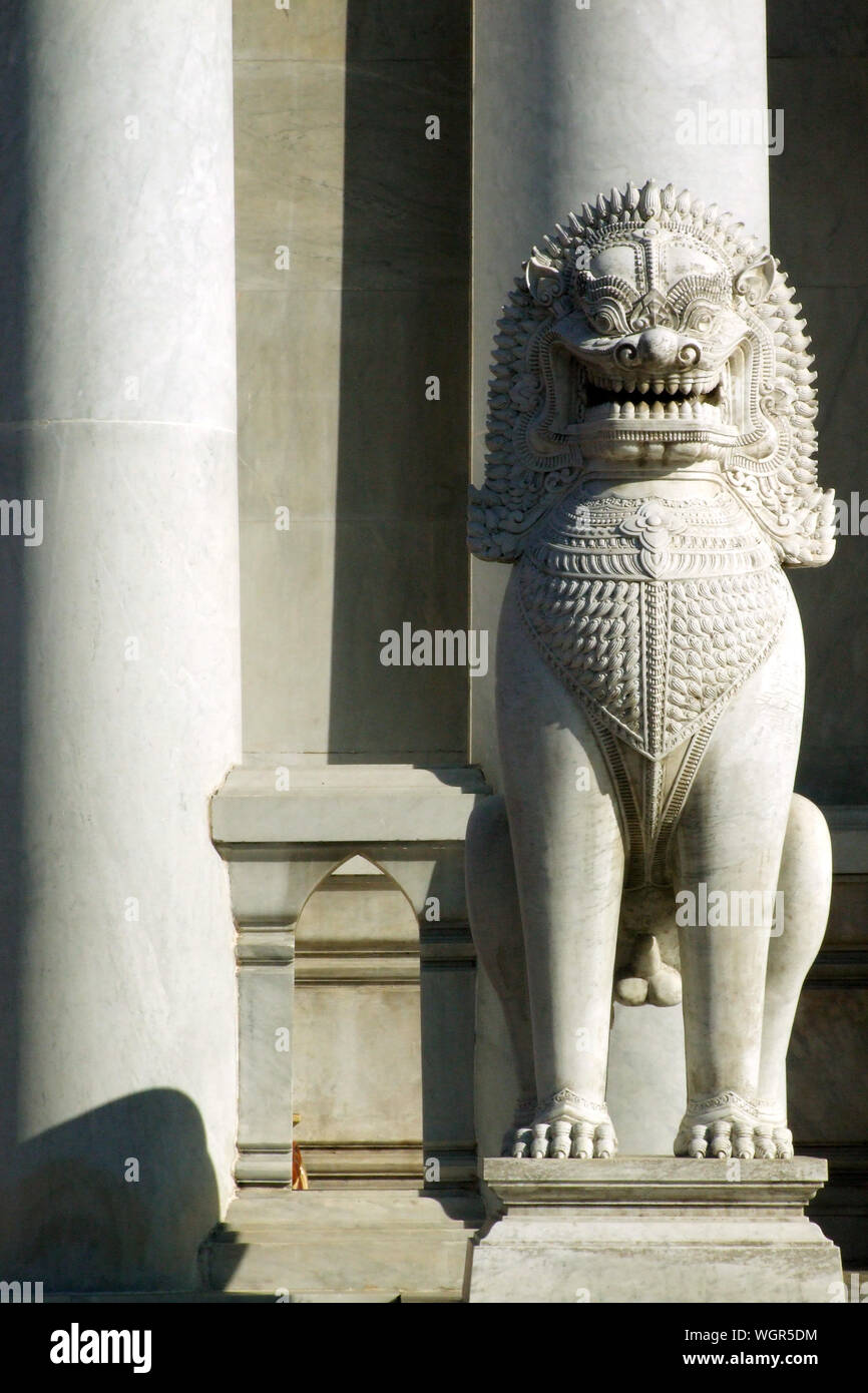 Statue columns hi-res stock photography and images - Alamy