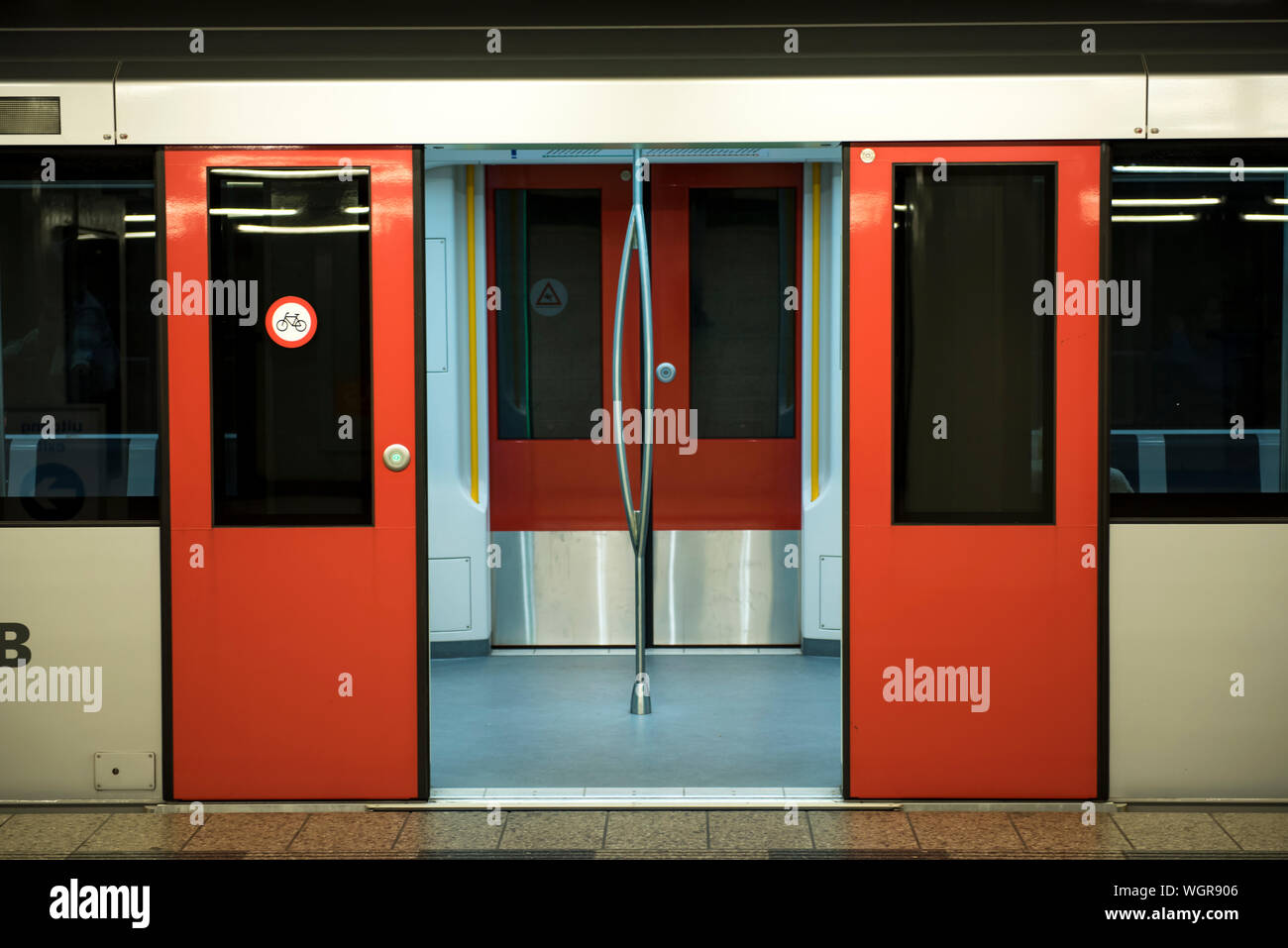 Open subway doors hi-res stock photography and images - Alamy