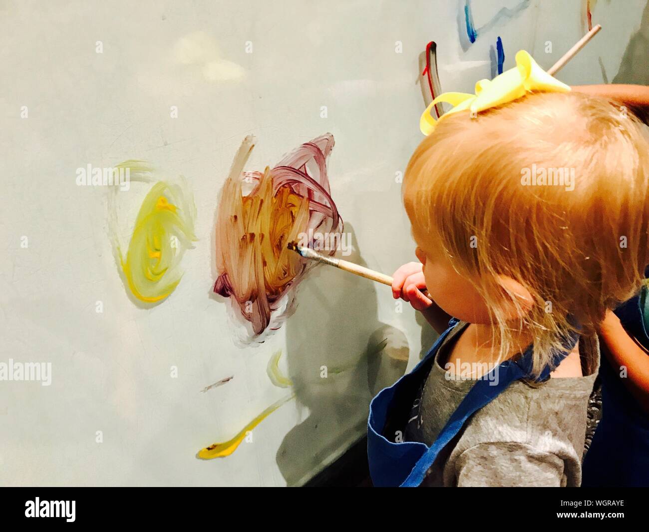 Person painting on canvas hi-res stock photography and images - Alamy