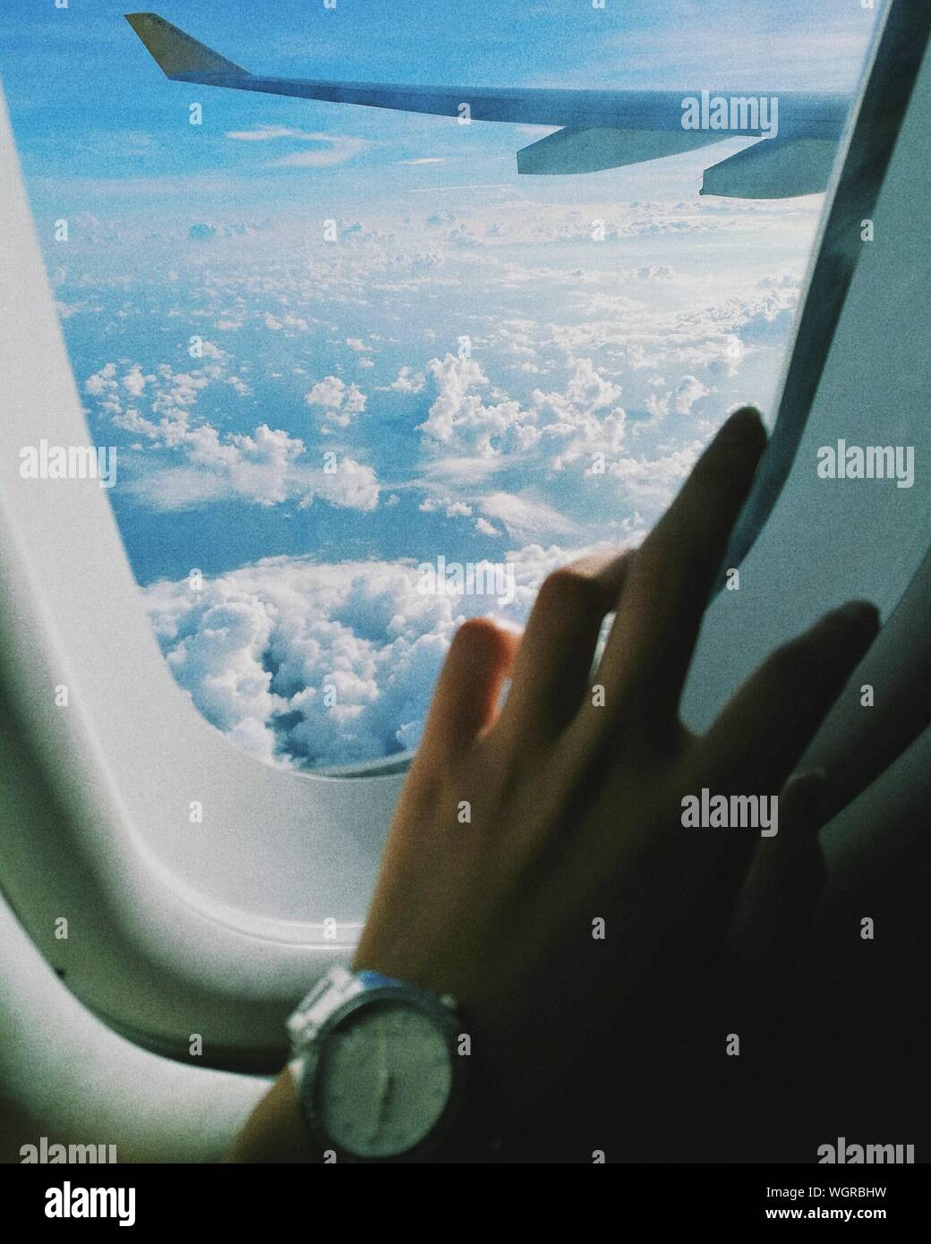Human hand on airplane window hi-res stock photography and images - Alamy