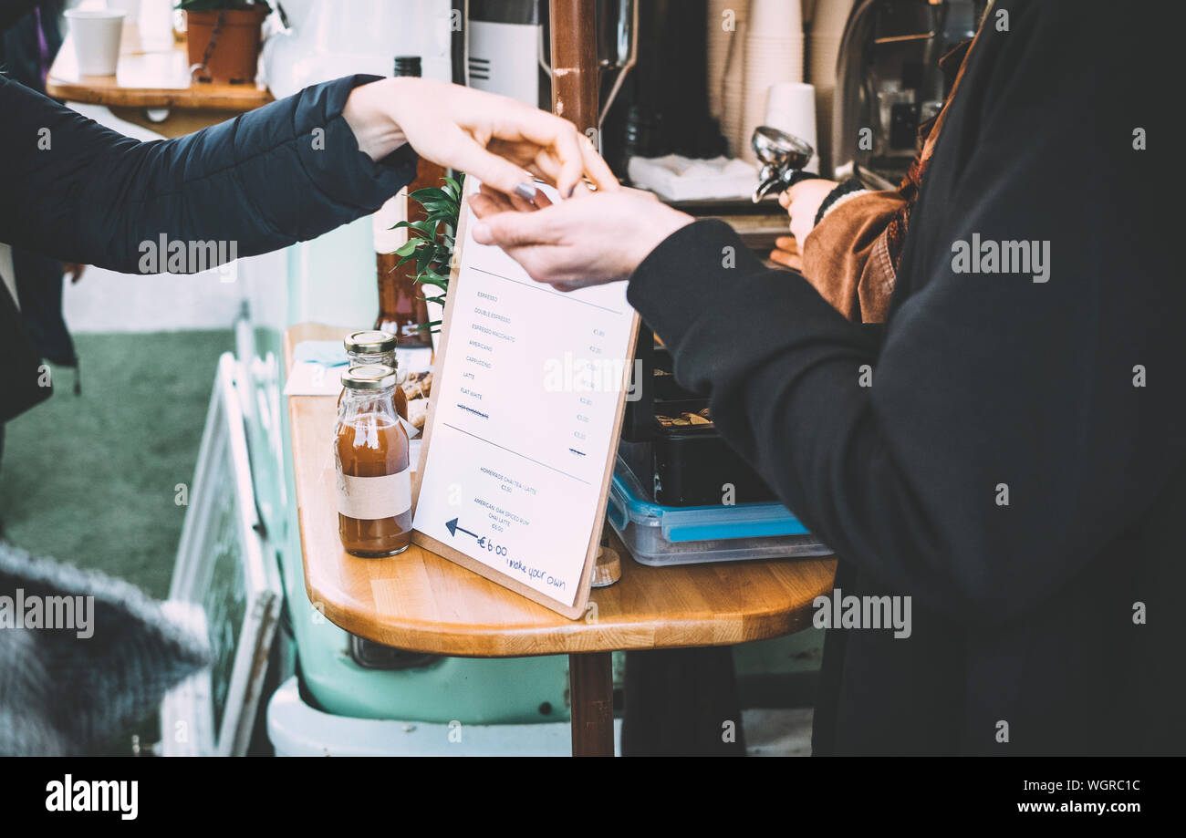 Hand receiving money hi-res stock photography and images - Alamy
