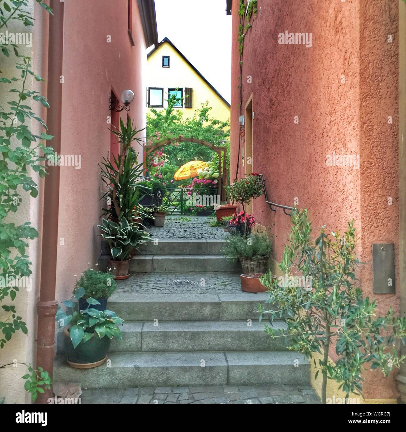 Alley houses hi-res stock photography and images - Alamy