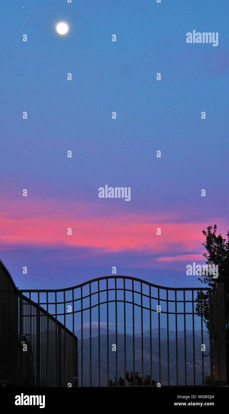 Moon gate bridge hi-res stock photography and images - Alamy