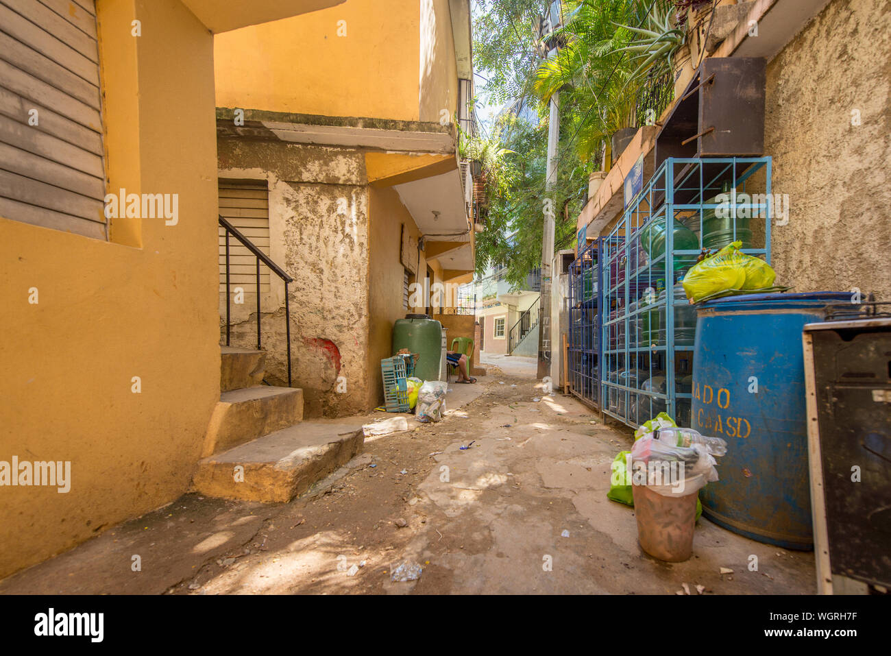 Street passageway between buildings hi-res stock photography and images ...