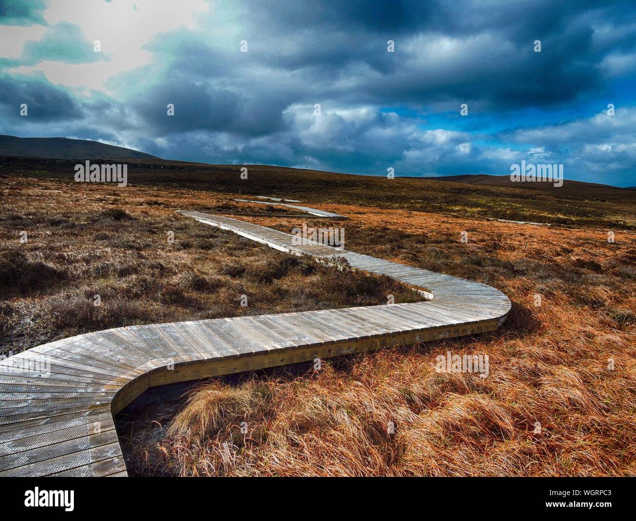 Dam road hi-res stock photography and images - Alamy