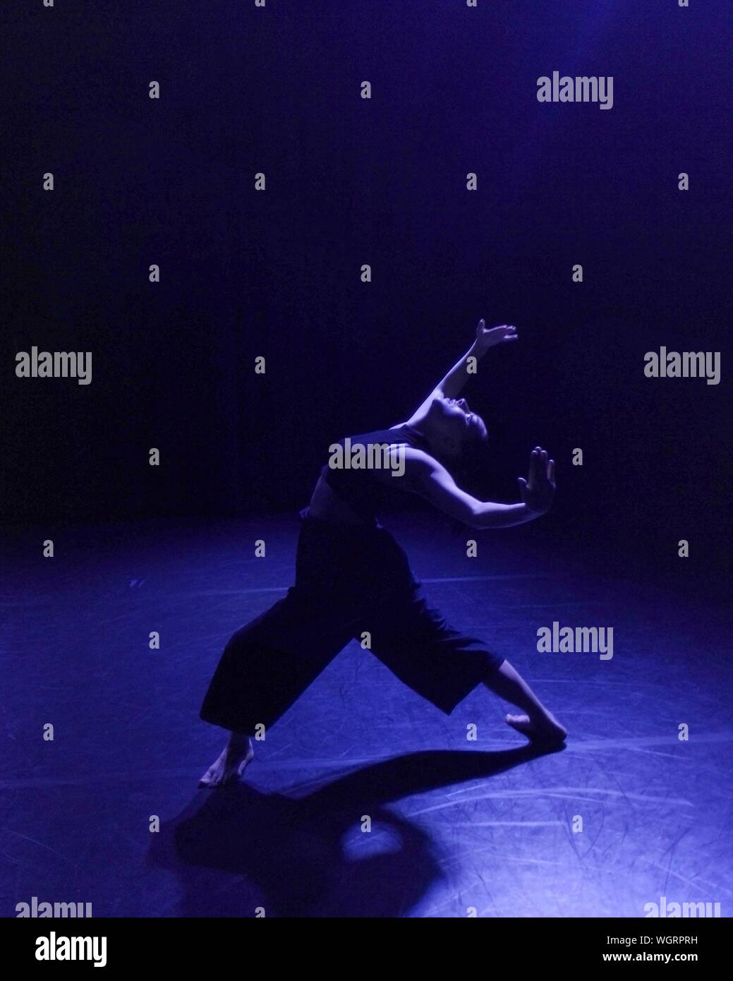 Female dancer on stage hi-res stock photography and images - Alamy