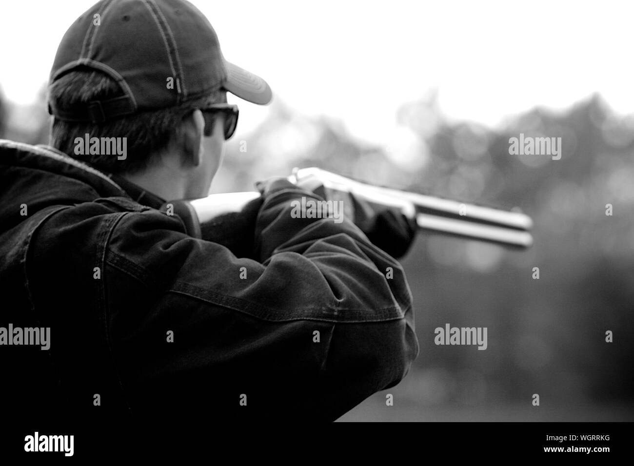 Hunter aiming rifle hi-res stock photography and images - Alamy