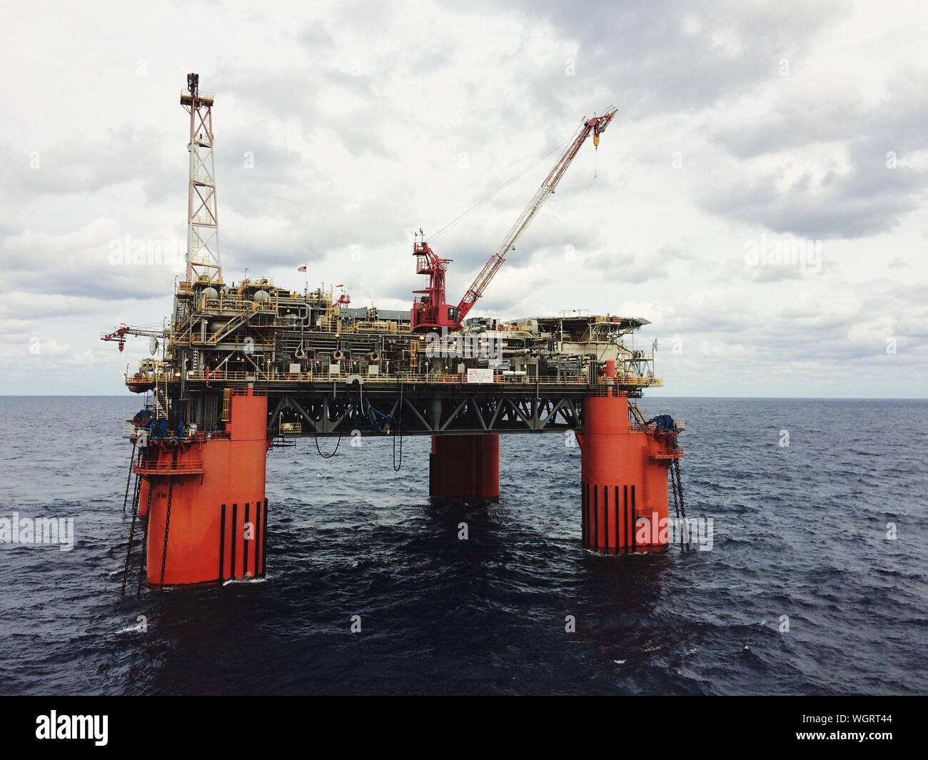 Oil drilling platform hi-res stock photography and images - Alamy
