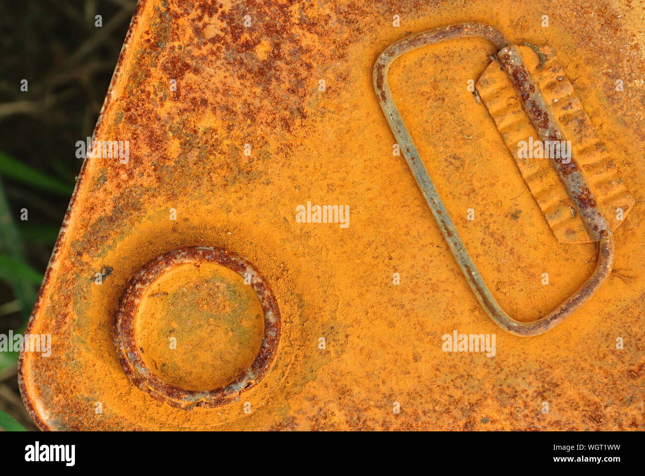 Old rusty can hi-res stock photography and images - Alamy