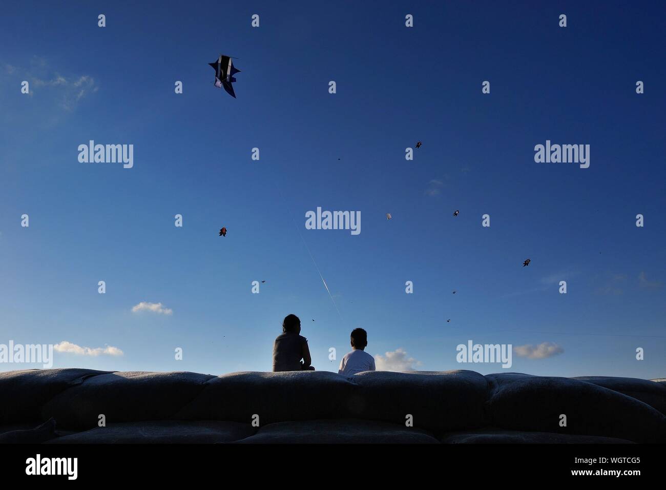 Flying children hi-res stock photography and images - Alamy