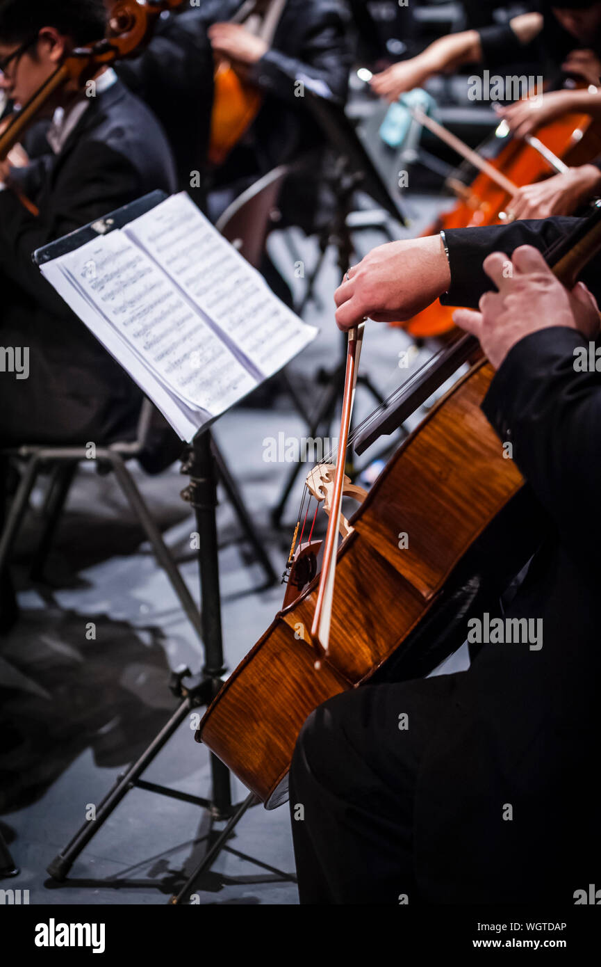 Cello musician hi-res stock photography and images - Alamy