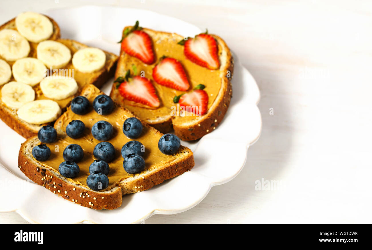Bread, peanut butter and fruits hi-res stock photography and images - Alamy