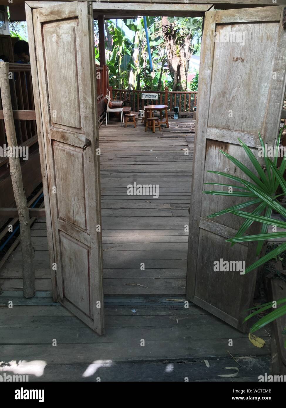 Restaurant door way hi-res stock photography and images - Alamy