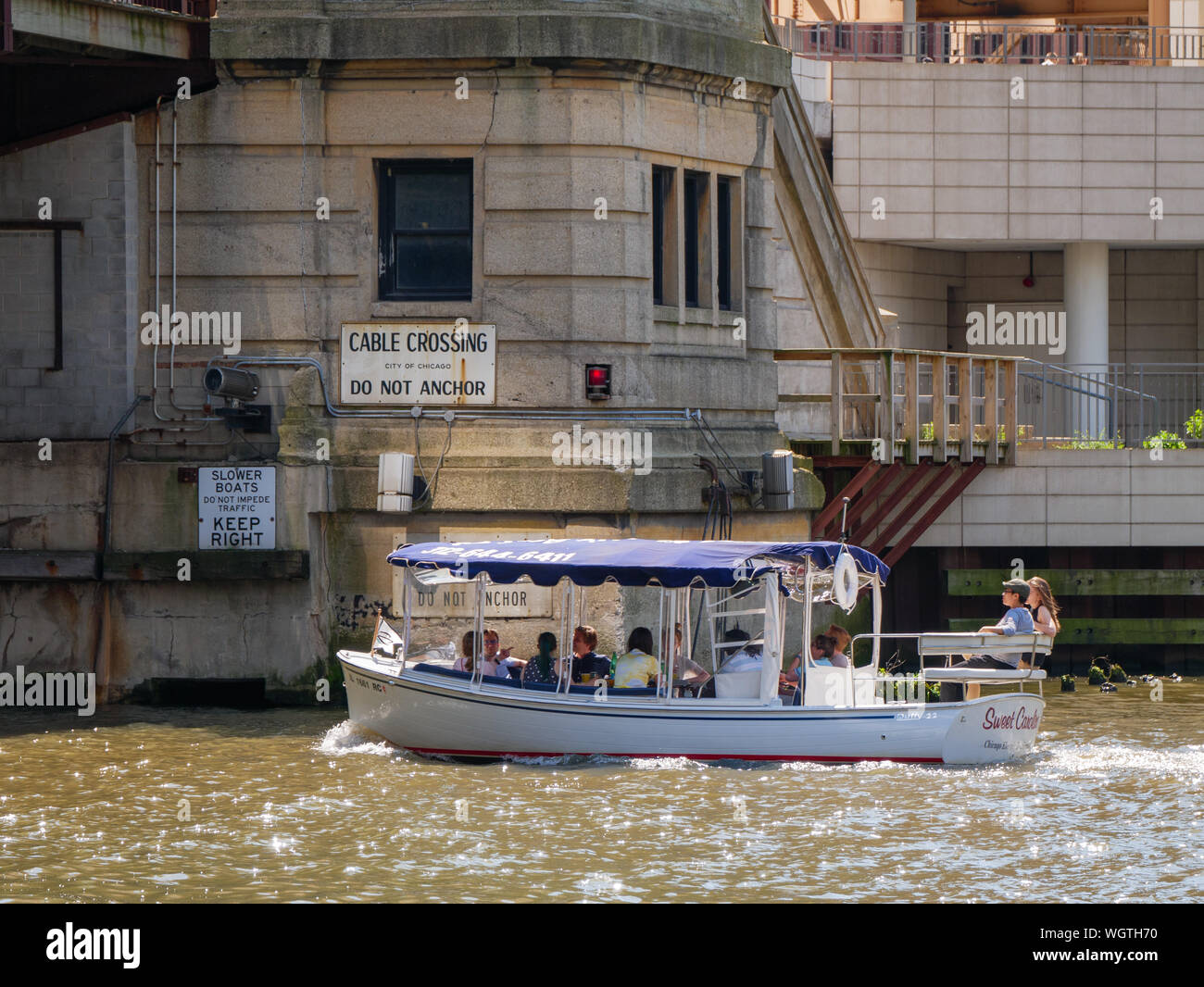 Small boat approaching the Lake Street Bridge, Chicago River Stock ...