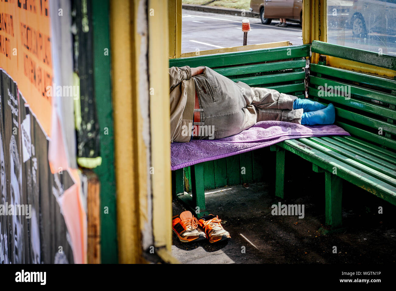 Man sleeping bench hi-res stock photography and images - Alamy