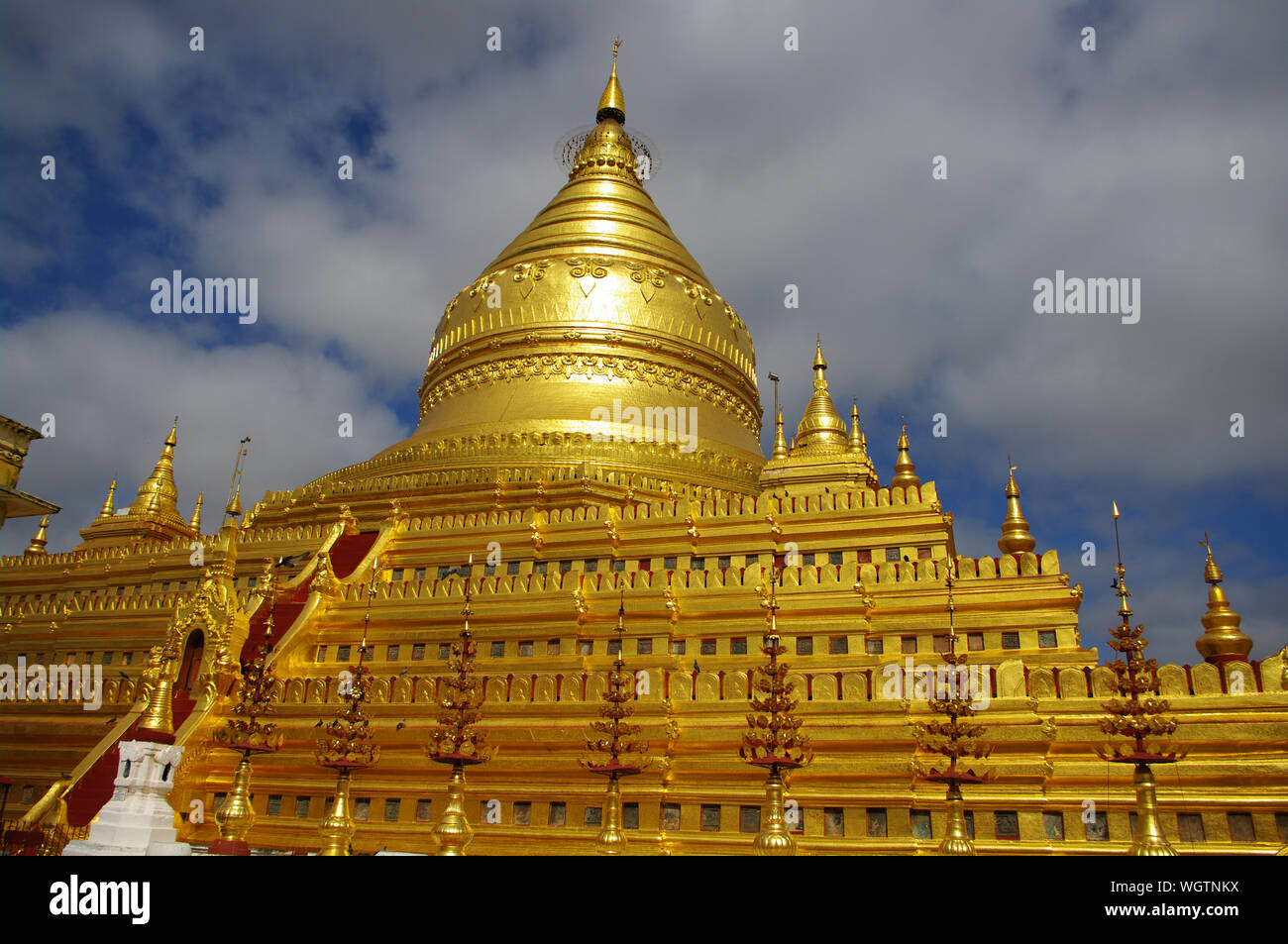 Burmese buddhist temple hi-res stock photography and images - Alamy