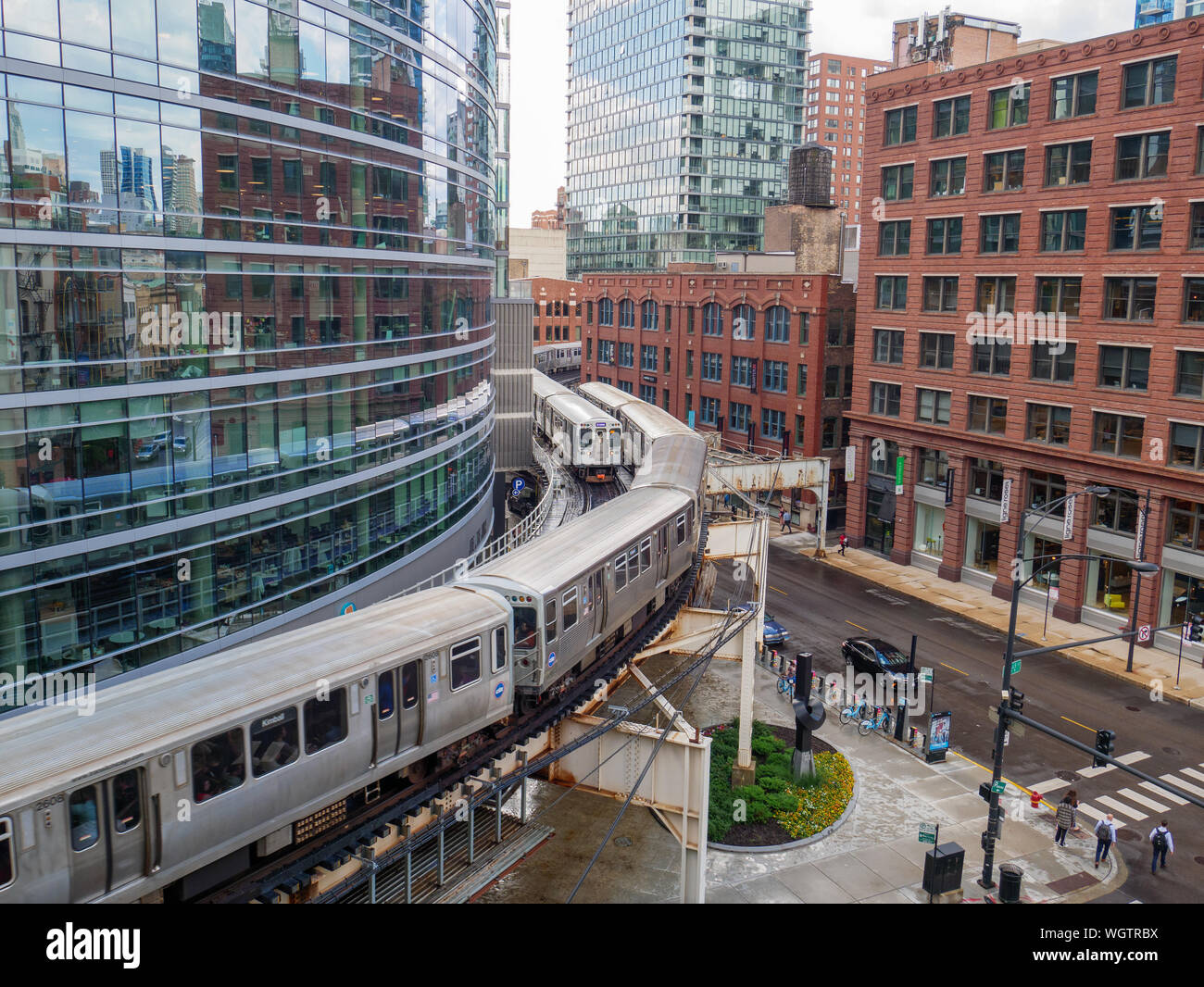 CTA elevated trains at the "S Curve" Chicago, Illinois Stock Photo - Alamy