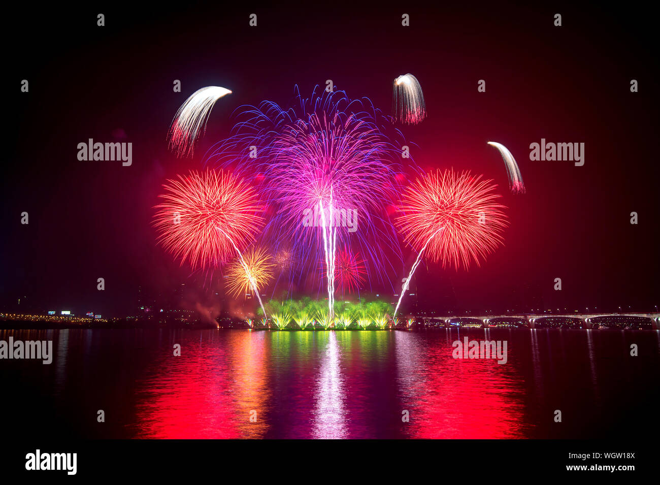 Night sky firework hi-res stock photography and images - Alamy