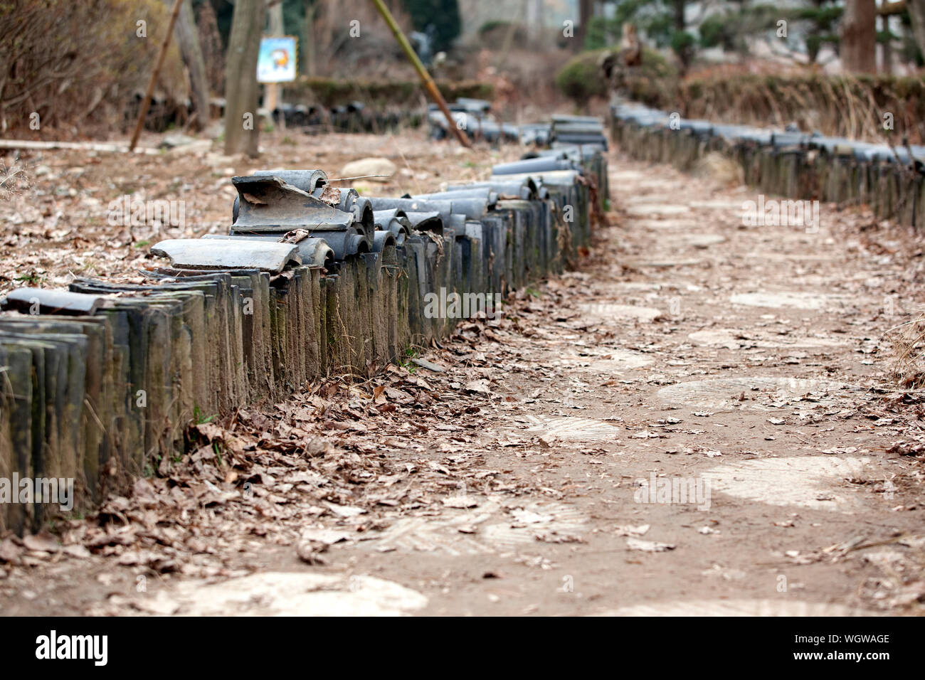 Dirt walkway hi-res stock photography and images - Alamy