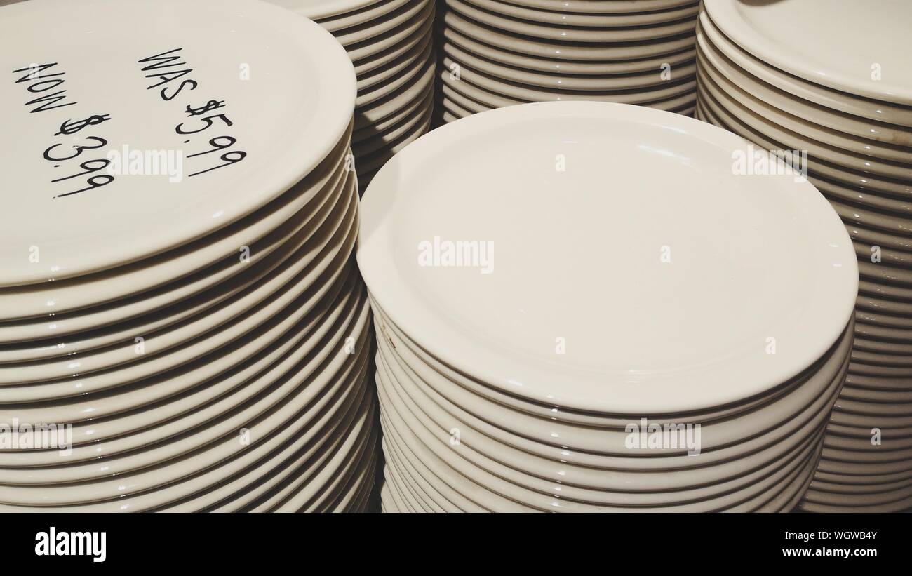 Empty plates hi-res stock photography and images - Alamy