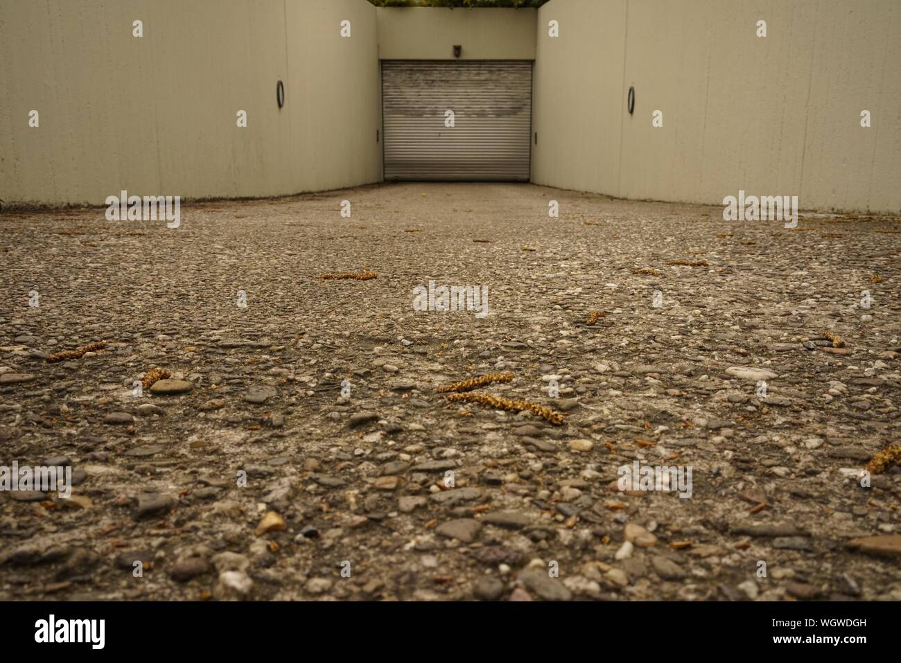 Closed garage hi-res stock photography and images - Alamy