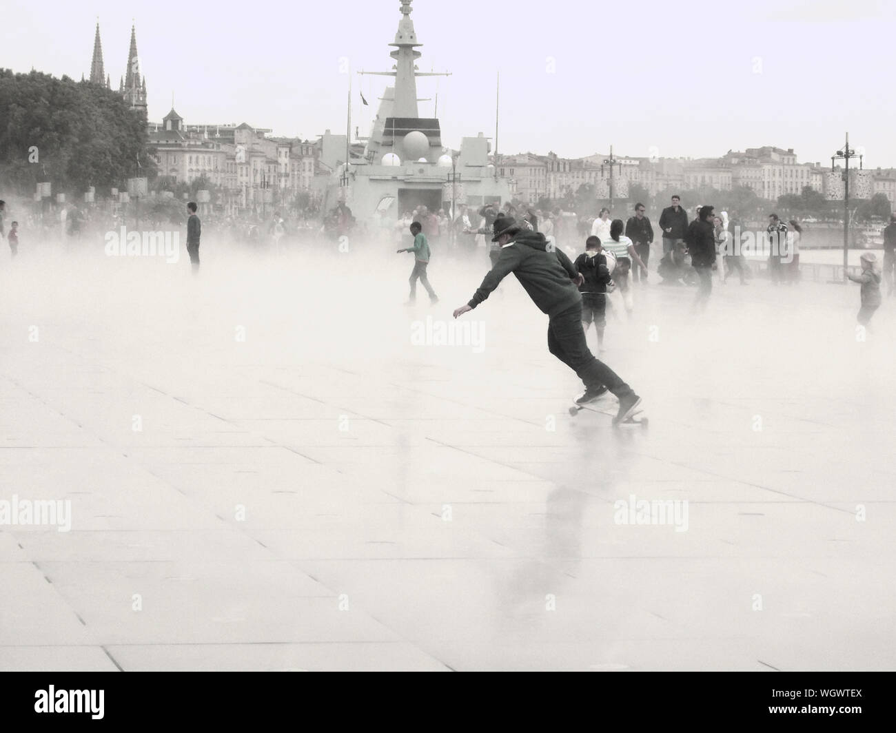 People ice skating hi-res stock photography and images - Alamy