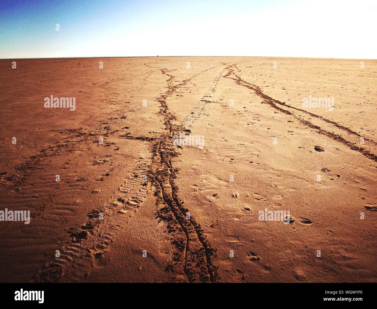 Tyre tracks in the desert hi-res stock photography and images - Alamy