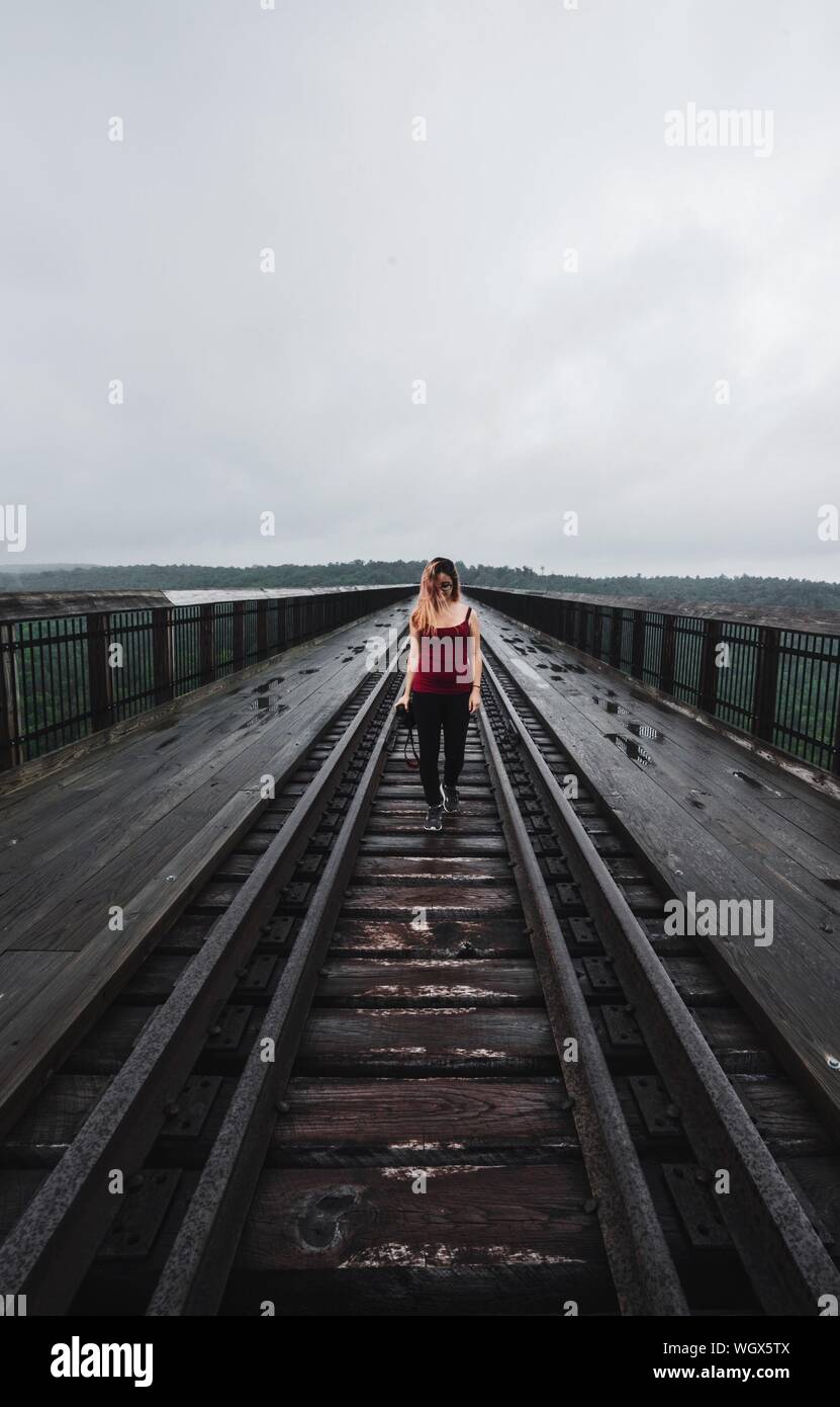 Bridge over rail track hi-res stock photography and images - Alamy